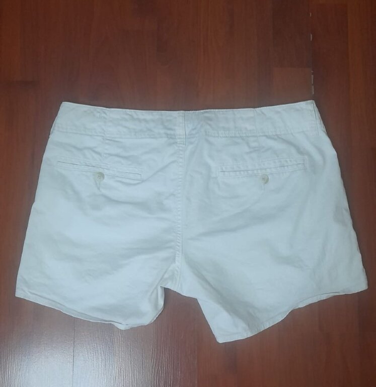 Short blanco talla 10. CorreosClic
