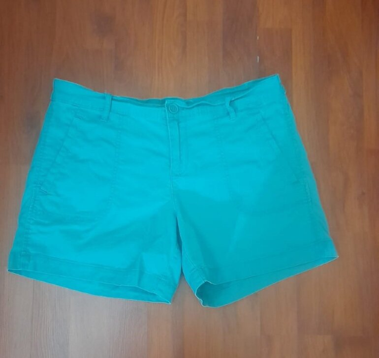 Short verde talla 10. CorreosClic