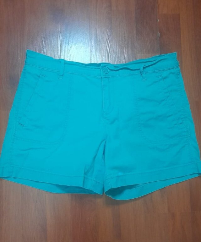 Short verde talla 10. CorreosClic