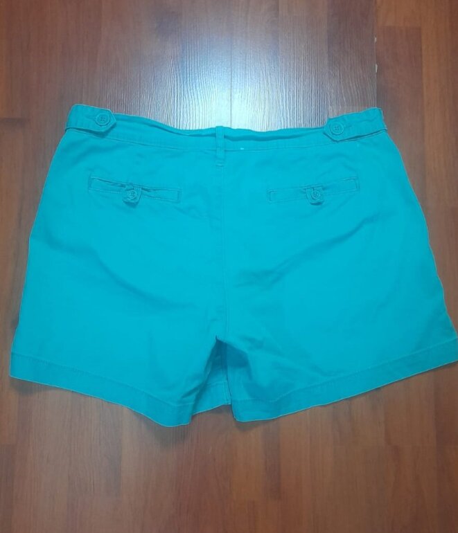 Short verde talla 10. CorreosClic