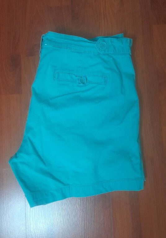 Short verde talla 10. CorreosClic